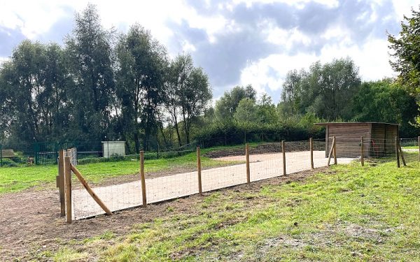 Le nouveau paddock pour les chevaux retraités en cours de finition à la ...